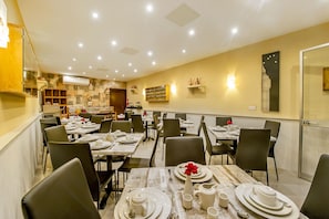 Café da manhã continental todos os dias mediante uma taxa