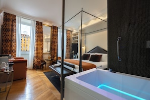 Suite Júnior, 1 cama king-size, Vista para a cidade | Roupa de alta qualidade, edredões de penas, cofre no quarto, secretária 