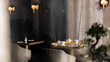 Café da manhã com buffet todos os dias (EUR 16 por pessoa)