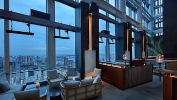 Este bar no terraço do hotel, com espaço para refeições ao ar livre