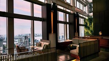 Este bar no terraço do hotel, com espaço para refeições ao ar livre