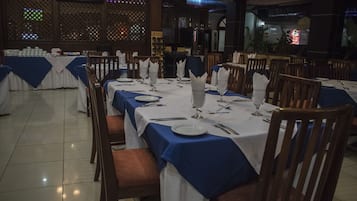 Café da manhã, almoço e jantar; culinária internacional