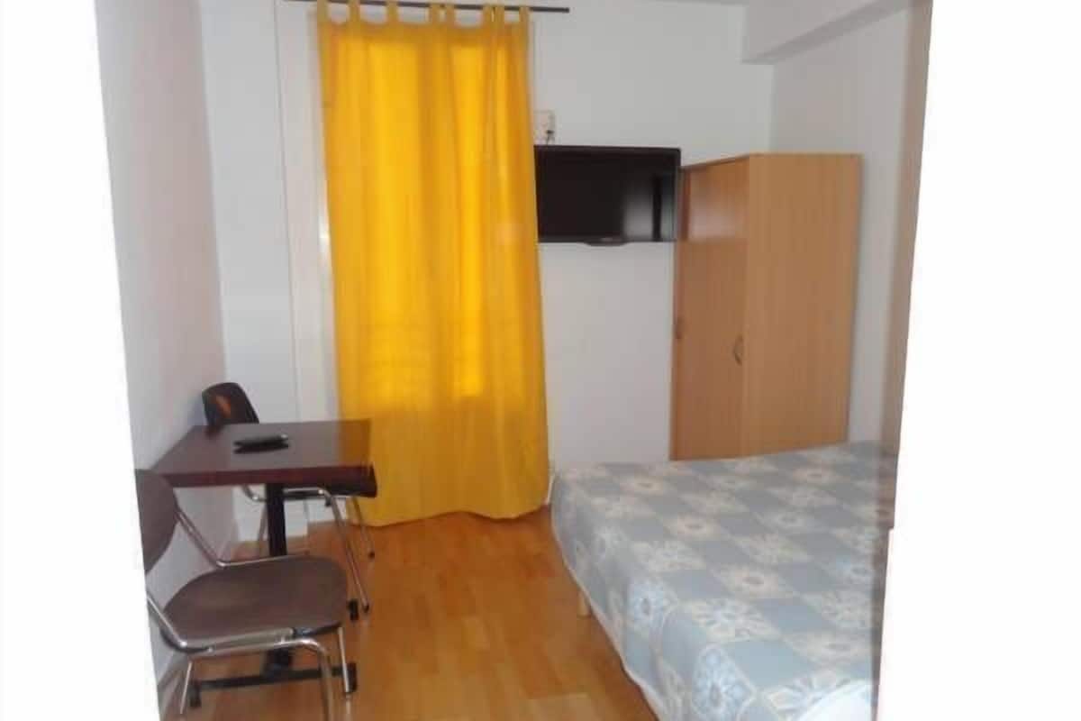 Quarto conforto | Escrivaninha, quartos à prova de som, berços grátis, Wi-Fi de cortesia