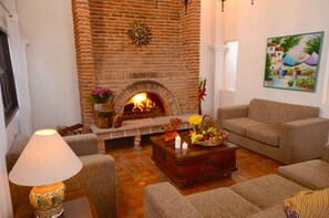 Villa 1 Habitacion | Sala de estar | Televisor, lareira 