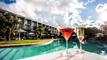 Pequenos-almoços, almoços, jantares servidos, cozinha regional