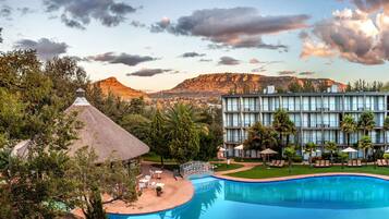 Piscina exterior, guarda-sóis, espreguiçadeiras