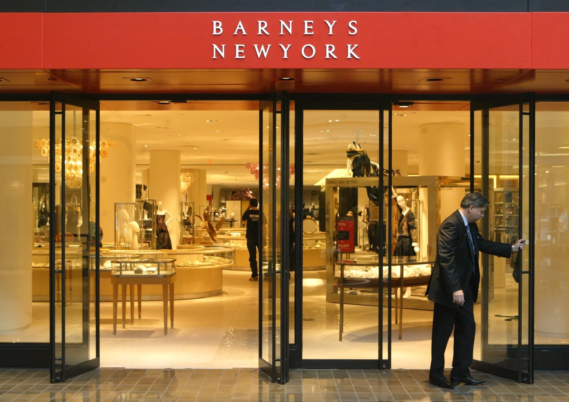 Uma loja Barney's NewYork com manequins exibindo roupas e acessórios.