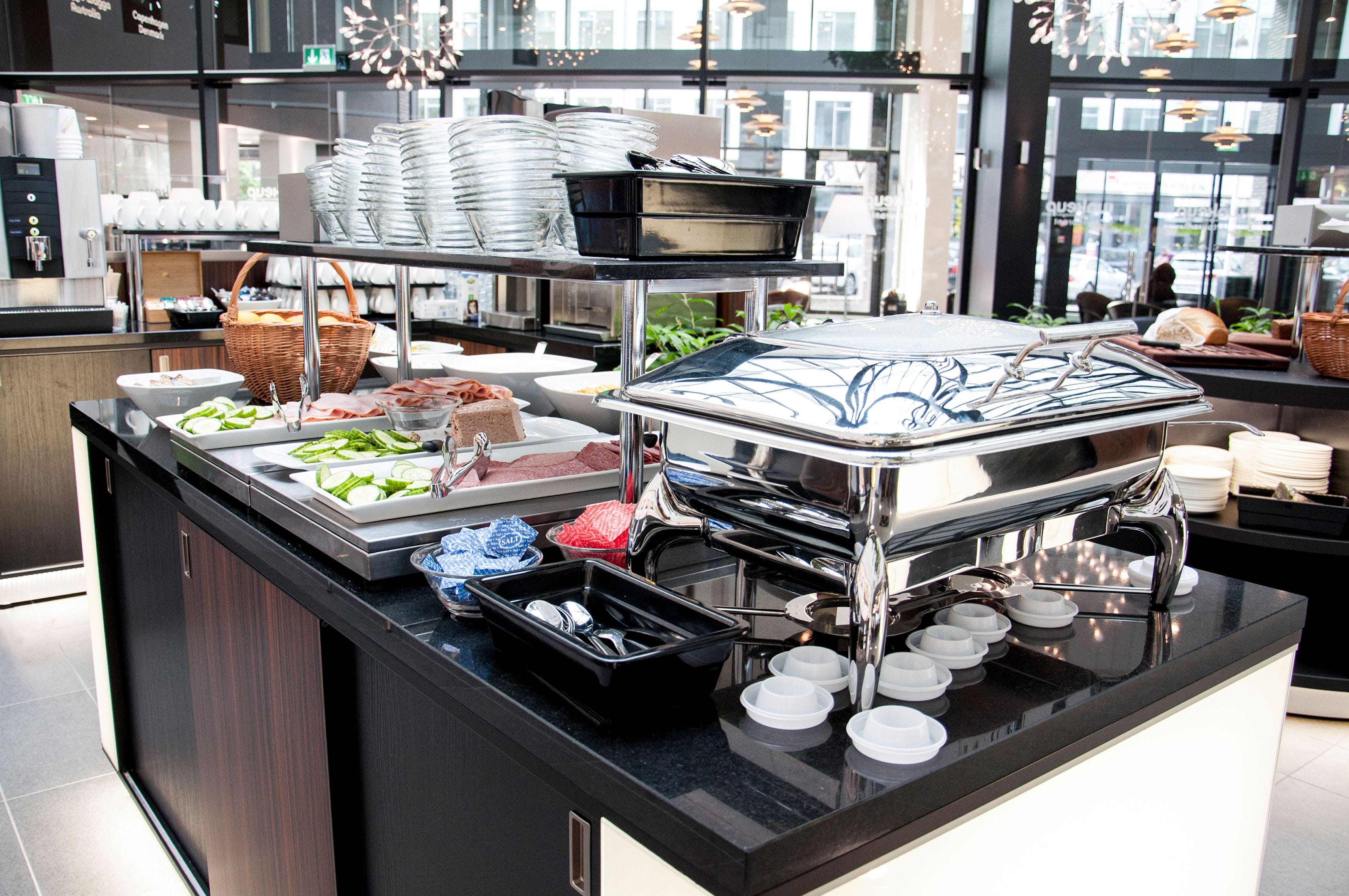 Uma mesa de buffet com diversos alimentos e utensílios.