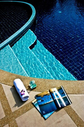 Piscina externa, guarda-sóis, espreguiçadeiras