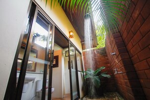 Deluxe Villa Garden View | Casa de banho | Um polibã, artigos de higiene pessoal grátis, um secador de cabelo 