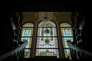 2 restaurantes, com serviço de almoço e jantar; culinária internacional