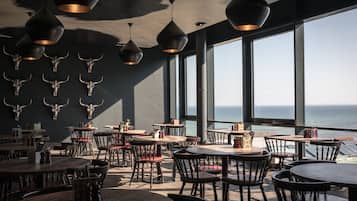 Cozinha internacional, com vista para o oceano
