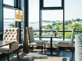 2 bares/lounges