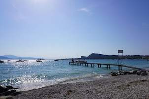 Na praia, praia de areia branca