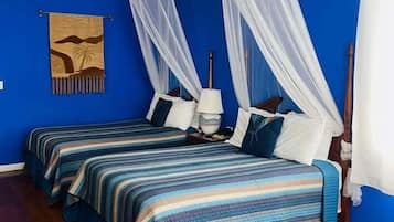 Quarto luxo, 2 camas de casal, sacada, vista parcial para o mar | 1 quarto, roupas de cama antialérgicas, edredons de pluma