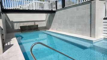 Piscina externa, funciona das 9h às 21h, espreguiçadeiras