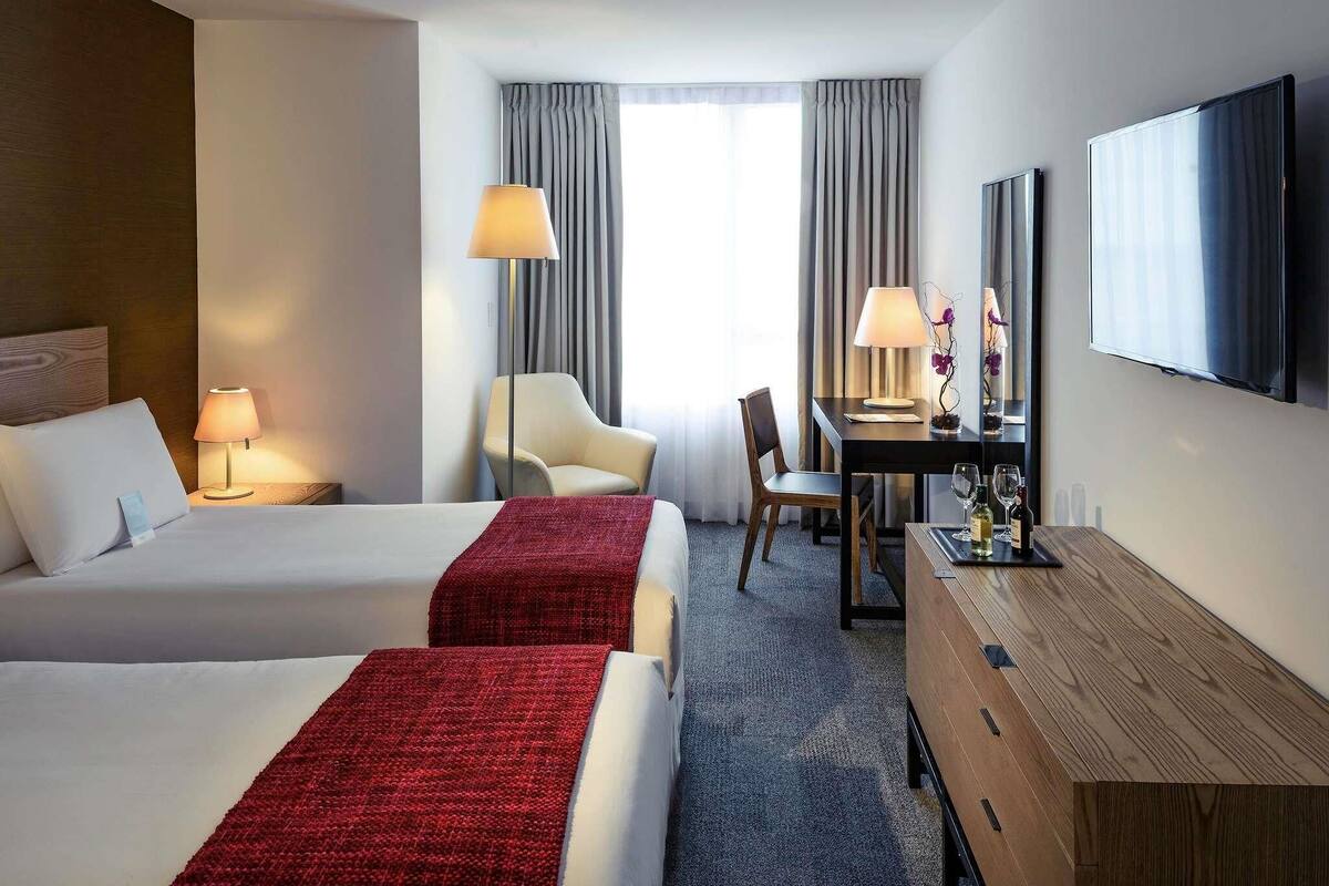 Quarto superior, 2 camas de solteiro | Roupas de cama premium, edredons de pluma, frigobar, cofres nos quartos