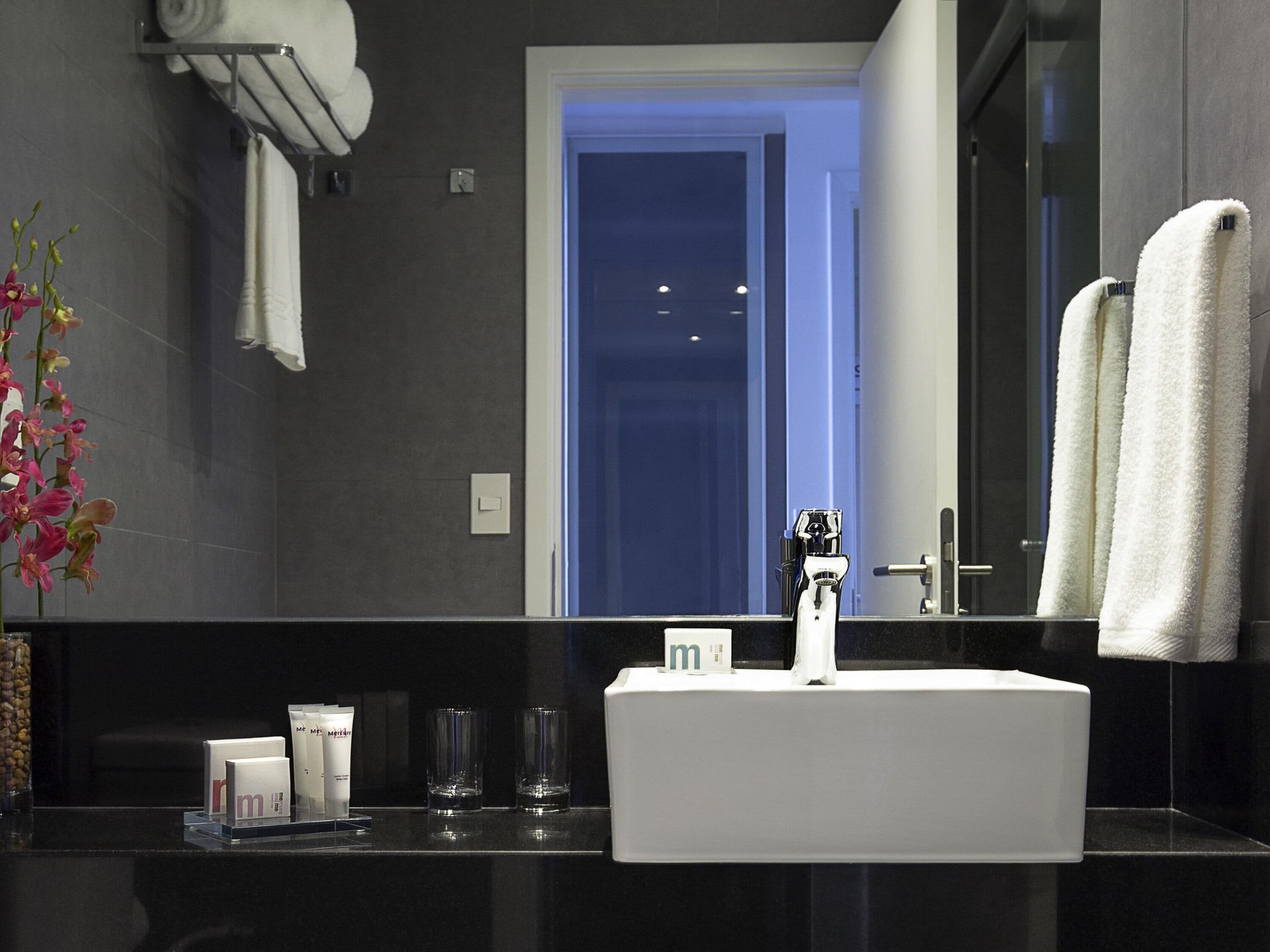 Roupa de alta qualidade, edredões de penas, minibar, cofre no quarto 