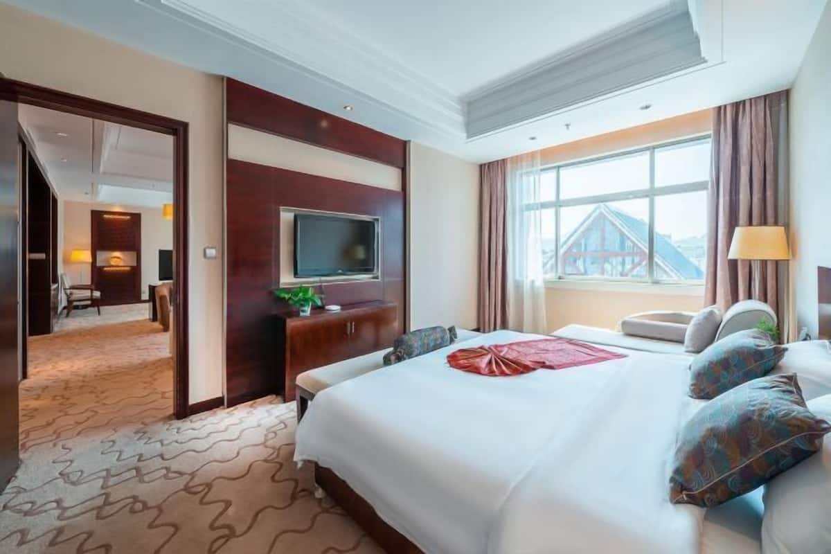 Minibar, cofre no quarto, secretária, camas desdobráveis