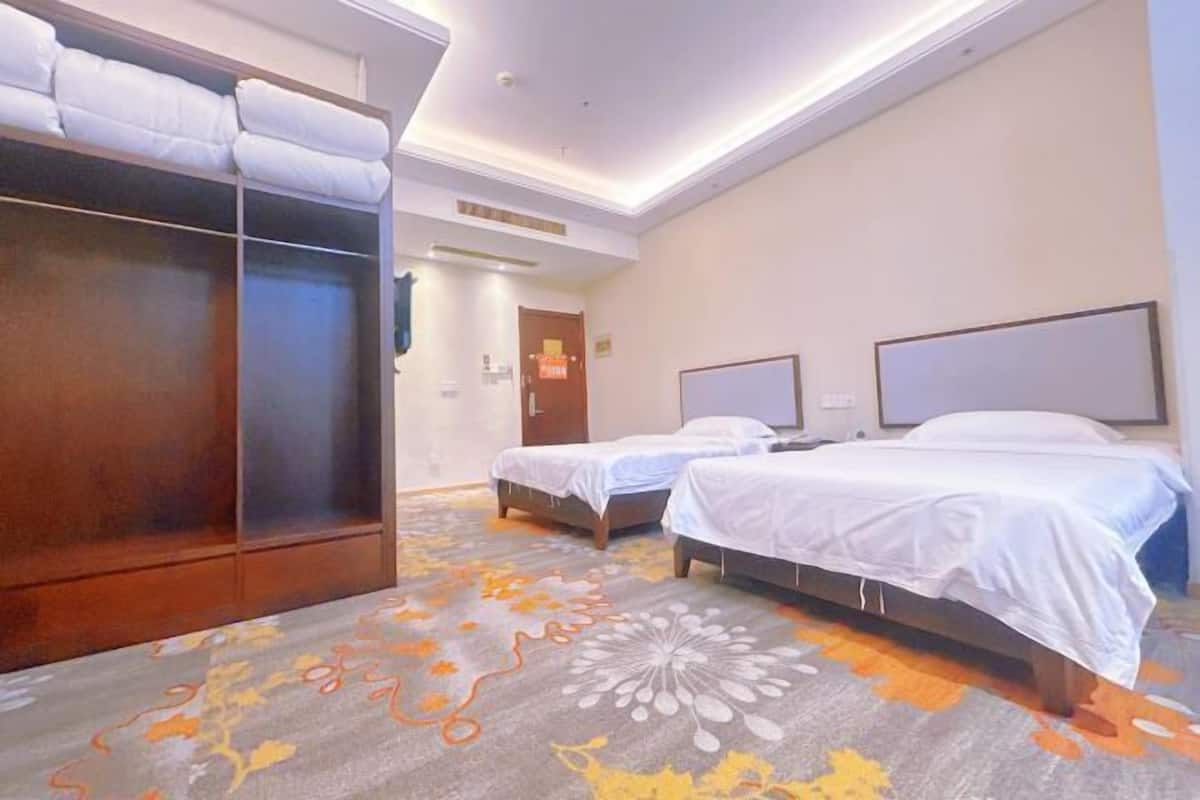 Minibar, cofre no quarto, secretária, camas desdobráveis