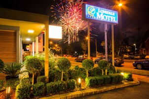 Fachada da propriedade à noite