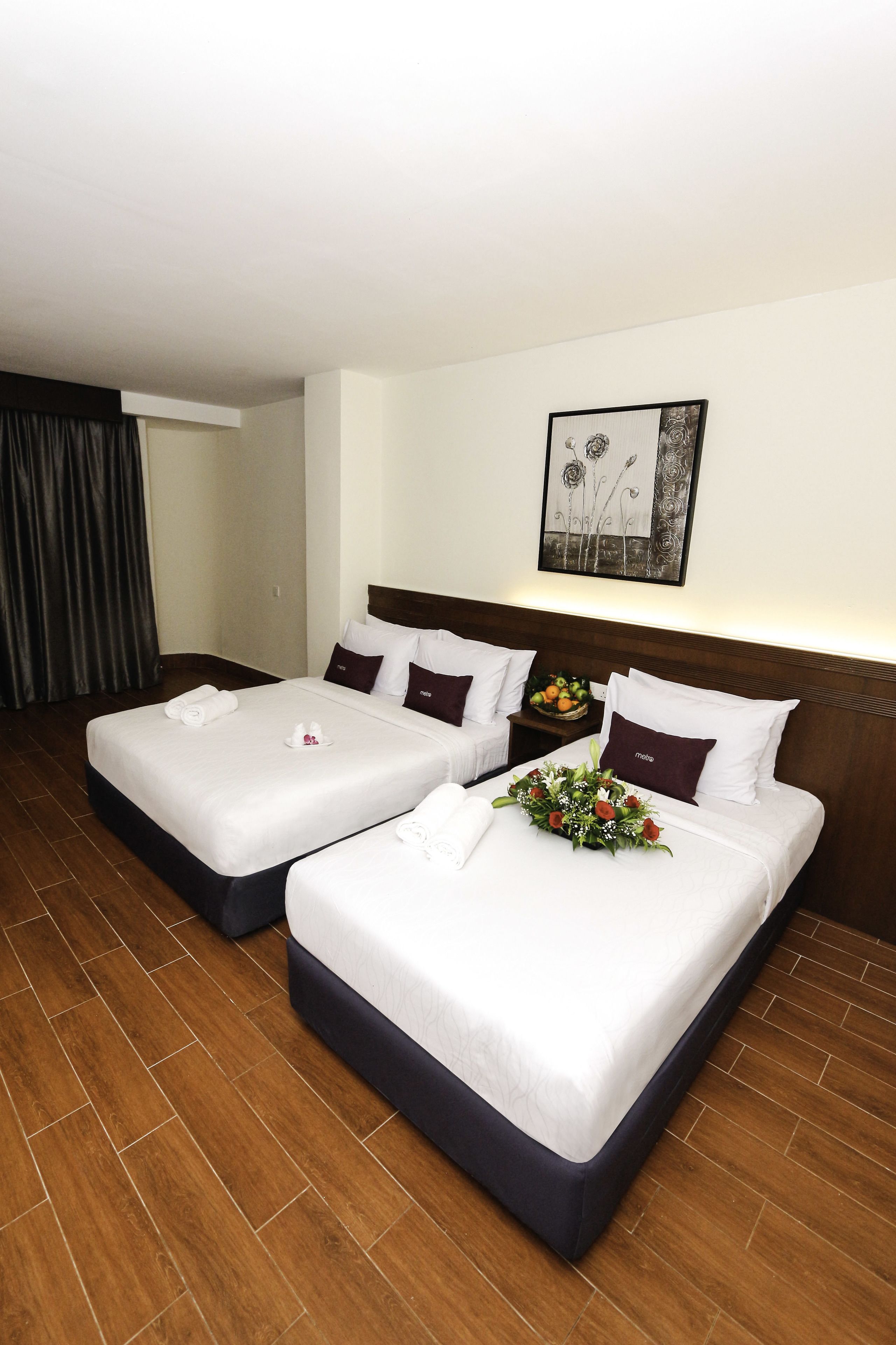 Cofres nos quartos, espaço de trabalho para notebook, cortinas blackout