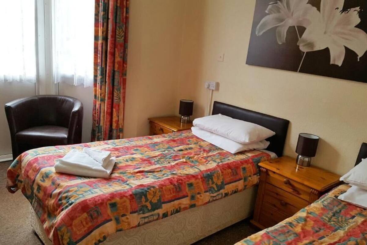 Quarto Twin, casa de banho anexa | Ferro/tábua de engomar, berços/camas para crianças, Wi-fi grátis 