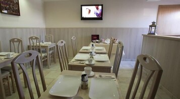 Pequeno-almoço tipo buffet diário (16 EUR por pessoa) 