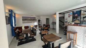 Pequeno-almoço tipo buffet diário (12 EUR por pessoa)
