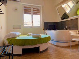 Roupa de alta qualidade, minibar, cofre no quarto 