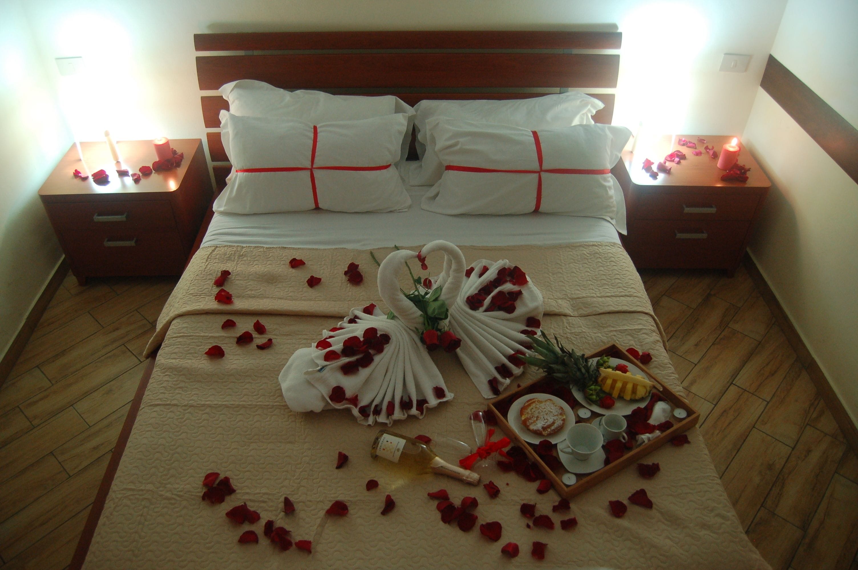 Roupas de cama premium, frigobar, cofres nos quartos