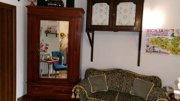 Quarto Duplo ou Twin | Sala de estar | TV de ecrã plano