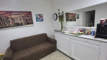 Quarto Individual Económico | Sala de estar | TV de ecrã plano