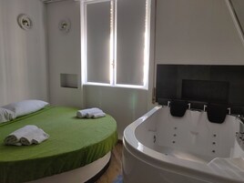 Roupa de alta qualidade, minibar, cofre no quarto 