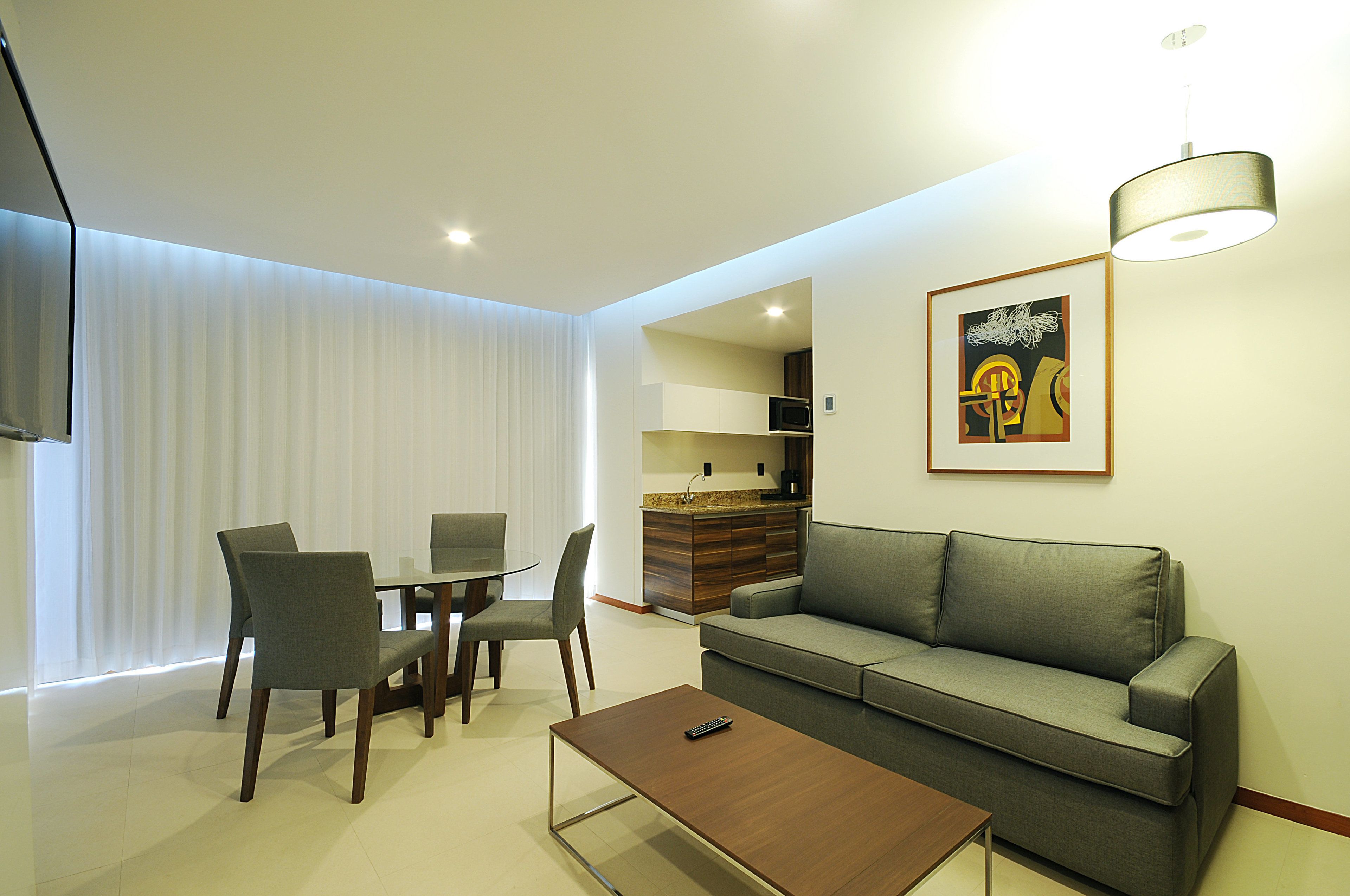 Cofres nos quartos, individualmente mobiliados, escrivaninha