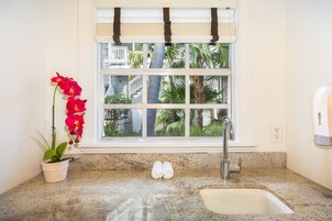 Quarto Básico | Vista para o pátio