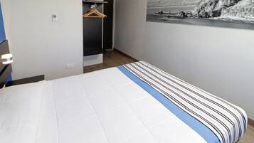 Quarto, 1 cama Queen | Escrivaninha, ferros/tábuas de passar roupa, Wi-Fi de cortesia