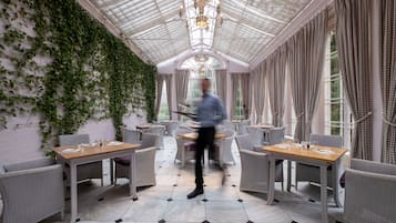 2 restaurantes, pequenos-almoços servidos, cozinha regional