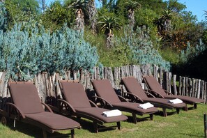 Terraço com espreguiçadeiras