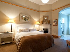 Cofre no quarto, com mobília individualizada, secretária 