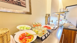 Disposição de buffet com diversos alimentos e acompanhamentos.