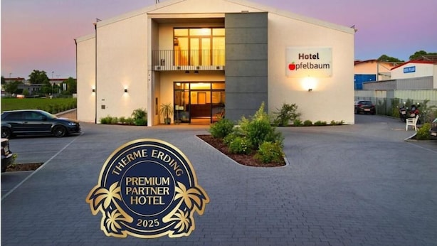 Um edifício moderno de hotel com uma placa indicando 