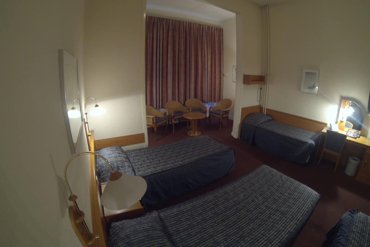 Quarto quádruplo | Frigobar, cofres nos quartos, escrivaninha