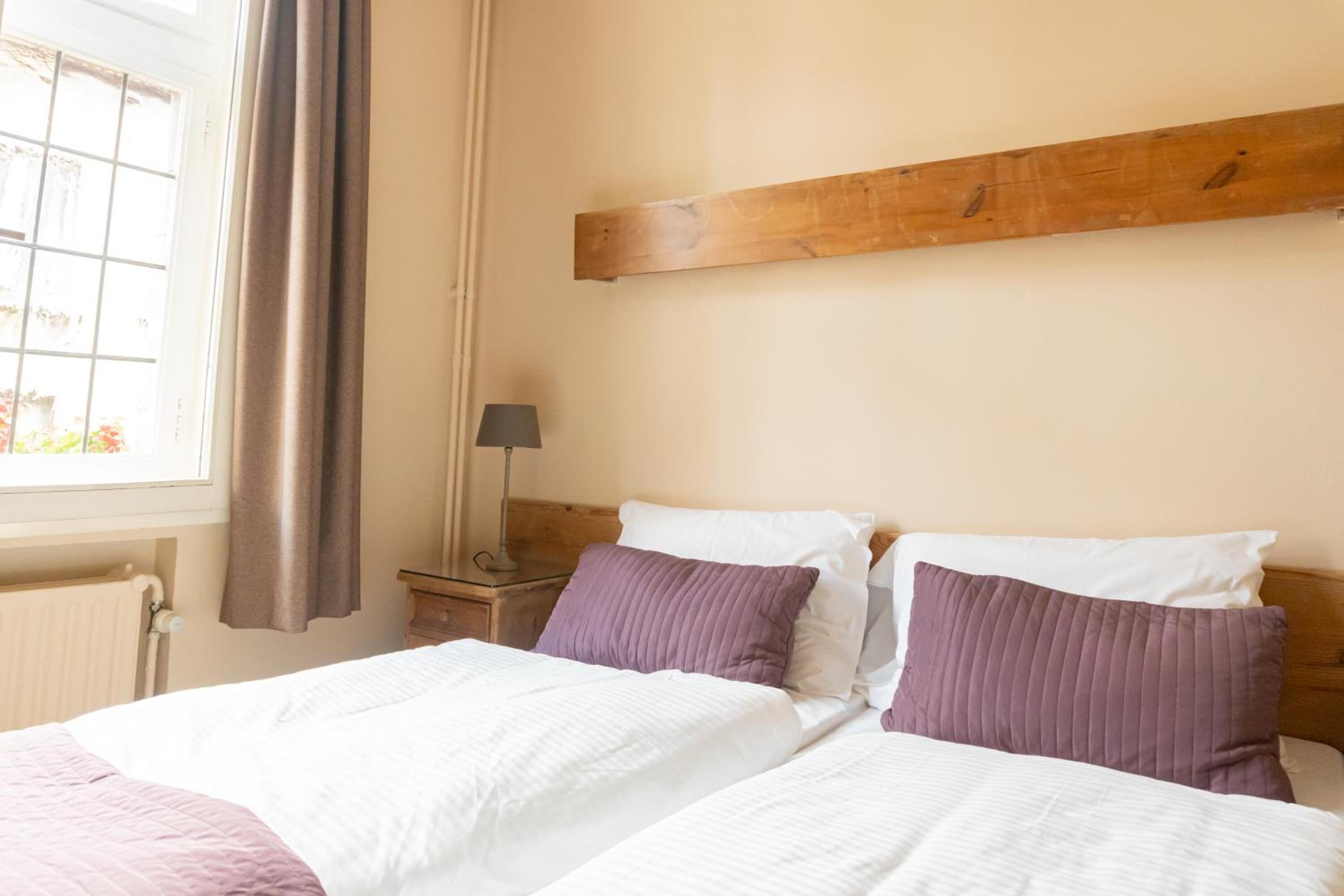 Secretária, Wi-fi grátis, roupa de cama fornecida 