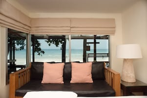 Beach Front | Minibar, cofre no quarto, secretária, cortinas/cortinados opacos