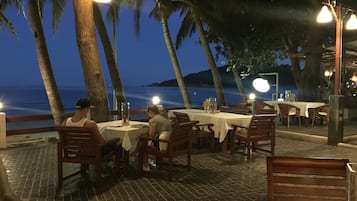 Pequenos-almoços, almoços, jantares servidos, com vista para a praia