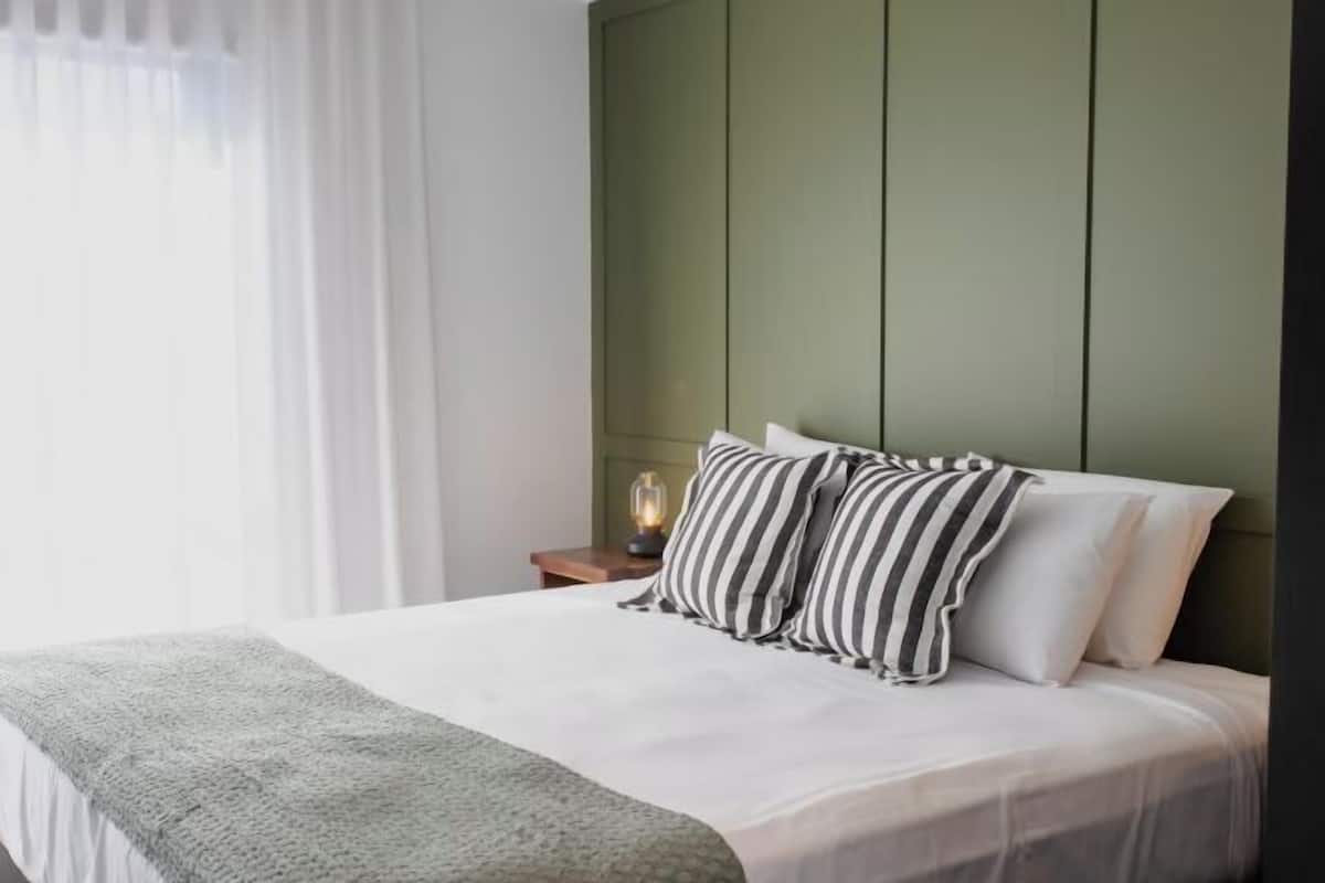 Minibar, com decoração personalizada, cortinas/cortinados opacos