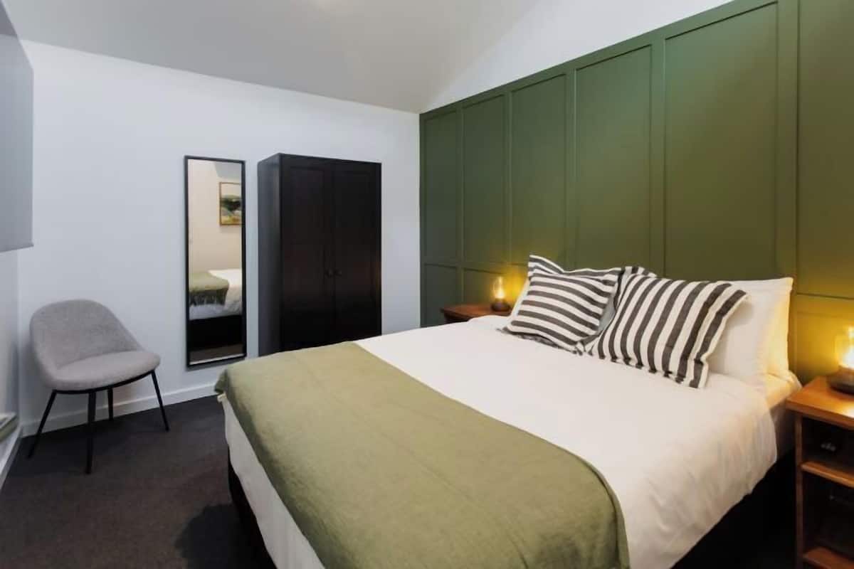 Minibar, com decoração personalizada, cortinas/cortinados opacos