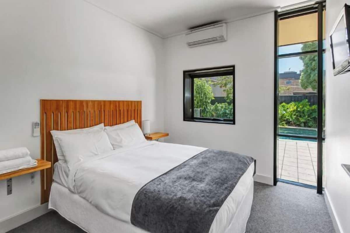 Minibar, com decoração personalizada, cortinas/cortinados opacos