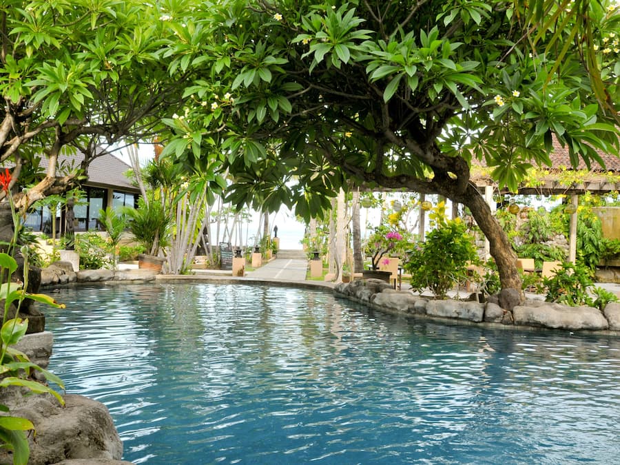 Piscina exterior, espreguiçadeiras